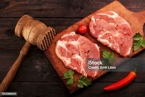 생고기 검은 배경에 야채 고추 토마토 소금과 향신료와 함께 절단 보드에 원시 돼지 스테이크 0명에 대한 스톡 사진 및 기타