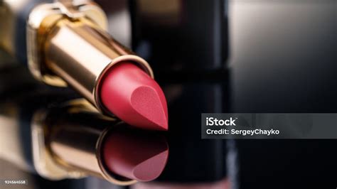 검은 배경에 텍스트 위한 공간 패션 화려한 립스틱 립스틱 색조 팔레트 전문 메이크업과 아름다움입니다 립글로스 근접 촬영 검은색에
