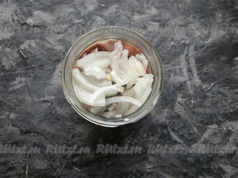 Как вкусно посолить селёдку кусочками с луком в масле в домашних условиях 12 фото в рецепте