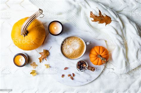 커피 양초 호박 및 양모 니트 격자무늬 한 잔으로 아늑한 휴가 배경 따뜻한 가을 분위기 플랫 레이 침대에서 아침 식사 0명에 대한 스톡 사진 및 기타 이미지 Istock