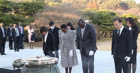 묵념하는 윌리엄 루토 케냐 대통령