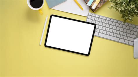 플랫 레이 화이트 빈 화면 컴퓨터 태블릿 커피 컵 스타일러스 펜 마커 펜 노트북 키보드 마우스와 다채로운 작업 테이블에 화분에 심은 식물의 스택 작업 공간의 상단보기 이미지