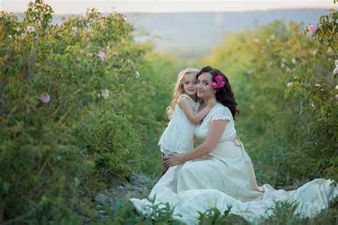 행복 한 가족 딸과 함께 작은 귀여운 화창한 여름 날에 오렌지 밀밭에서 걷는 젊은 아름 다운 임신한 여자 부모와 아이 관계입니다 자연 나라에서 가족에 대한 스톡 사진 및