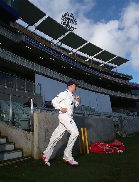 Jonathan Trott Jogs Out To Resume His Career