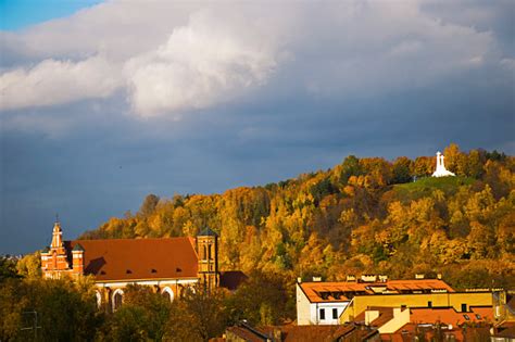 빌뉴스 리투아니아의 도시 전망 세 십자가와 가을 숲 교회와 오래된 건물 0명에 대한 스톡 사진 및 기타 이미지 0명 거리 건축 Istock