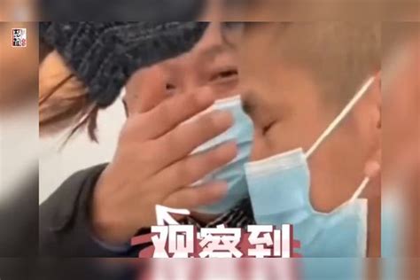 男子打针害怕躲闪，黑衣大哥暖心安慰，网友：大哥真暖心！
