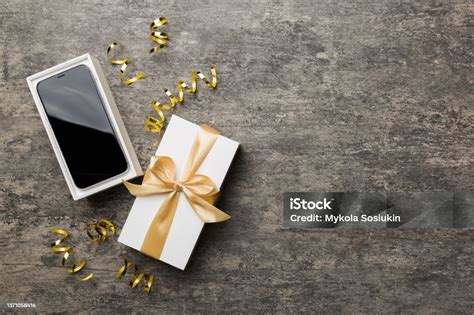 골드 리본과 스마트폰이 있는 기프트 박스를 컬러 배경 상단 보기로 오픈했습니다 빈 오픈 박스 포장 모형 디자인템플릿 브랜딩 모형 Brand Name Smart Phone에