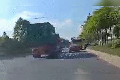 广东害人害己小车在两大车之间强行变道致多车相撞 小车 广东