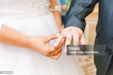 신부와 신랑 결혼 결혼 반지와 손 신랑 손가락에 결혼 반지를 퍼팅 신부 손 사랑의 선언 봄 웨딩 카드 인사말 결혼식 날 순간 의식 세부 사항 2명에 대한 스톡 사진 및 기타