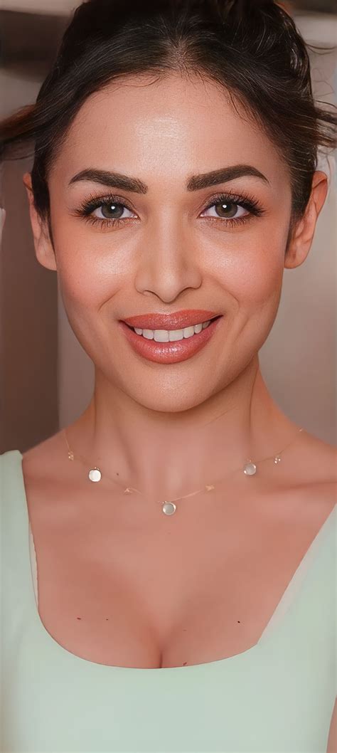 Malaika In Mini Skirt 😍😘 Rmalaikaarorahot