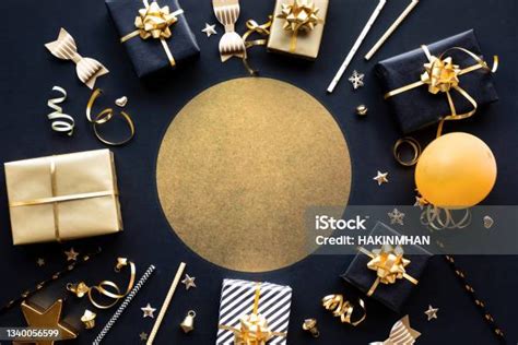 메리 크리스마스 크리스마스와 어둠 속에서 황금 색의 선물 상자와 장식장식으로 새해 축하 개념 12월에 대한 스톡 사진 및 기타 이미지 Istock