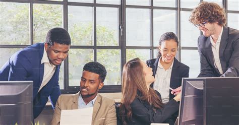 회의실 토론에 참여한 동료들은 함께 테이블에 앉아 아이디어를 교환하고 프로젝트 전략을 수립합니다 사무실에서 젊은 비즈니스