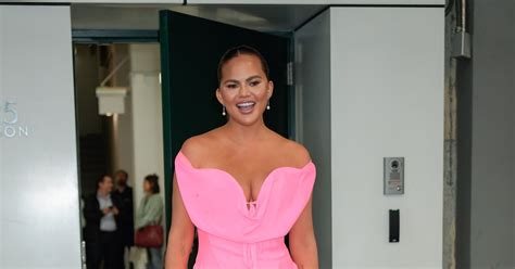 Chrissy Teigen S Pamela Anderson Updo Looks Straight Out Of The 90s