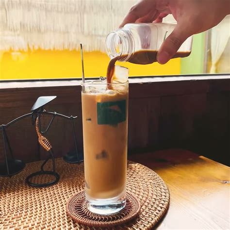 얼음컵에 커피 붓는 영상 Youtube