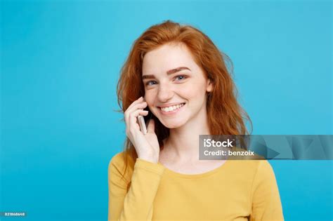 라이프 스타일과 기술 개념행복 하 고 흥미로운 휴대 전화로 친구와 이야기와 쾌활 한 행복 생강 빨간 머리 여자의 초상화 블루