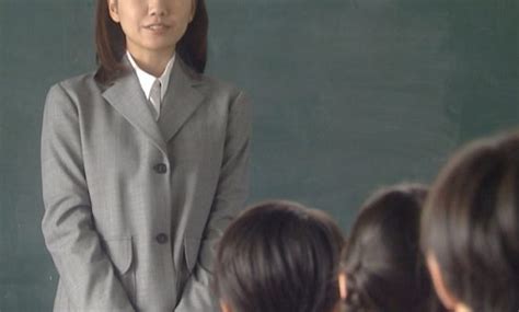 俺あの女教師ムカつく机の中身グチャグチャにしてやるガラッ 俺何だよこれ引き出しを開けたことを後悔した