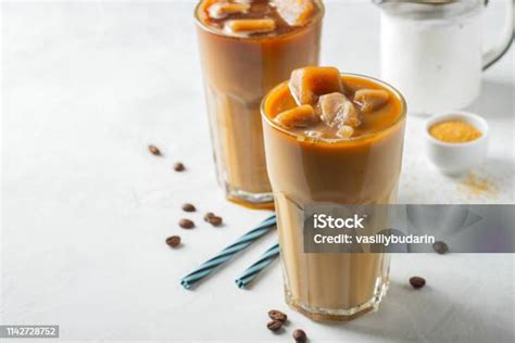 커피 원두를 붓고 크림이 있는 키가 큰 유리에 아이스 커피를 넣습니다 가벼운 배경에 차가운 여름 음료 복사 공간 사용 0명에 대한 스톡 사진 및 기타 이미지 Istock