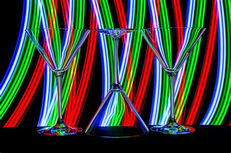 뒤에 다채로운 네온 빛 그림 줄무늬와 연속 세 빈 칵테일 마티니 안경 0명에 대한 스톡 사진 및 기타 이미지 0명 3가지 개체 개념 Istock