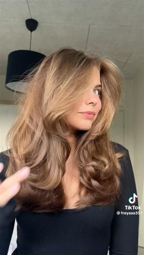 Get The Perfect 90 S Blowout With Our Hair Styling Tutorial Trending Hairstyles And Ideas Artofit