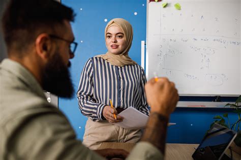 두 명의 컴퓨터 프로그래머가 공동 작업중인 프로젝트의 데이터를 논의합니다 20 24세에 대한 스톡 사진 및 기타 이미지 20