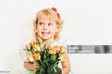 소녀의 귀여운 3 세 유아 입고 흰색 경우 스튜디오 촬영 드레스 노란색 오렌지 장미 꽃다발을 들고 가족에 대한 스톡 사진 및 기타 이미지 Istock