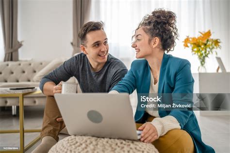 여자와 남자는 가정에서 노트북 컴퓨터를 사용하여 가족 작업 여가 개념 18 19세에 대한 스톡 사진 및 기타 이미지 18