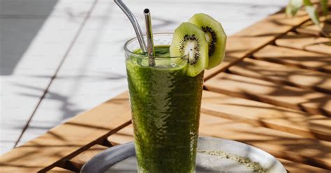 접시에 키위 슬라이스를 곁들인 그린 스무디 사진 Unsplash의 그린 밀크 쉐이크 이미지