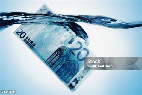세계 경제 위기의 상징으로 물에 가라앉는 유로 지폐를 보여주는 클로즈업 돈 개념 경제 전쟁 제재 및 금수 조치 위반 개념 개념에