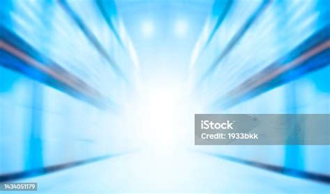 흰색 중앙 공간이 있는 창고의 움직임이 흐려집니다 높은 선반의 내부 창고 보관 유통 용품 창고 물류 0명에 대한 스톡 사진 및 기타 이미지 Istock