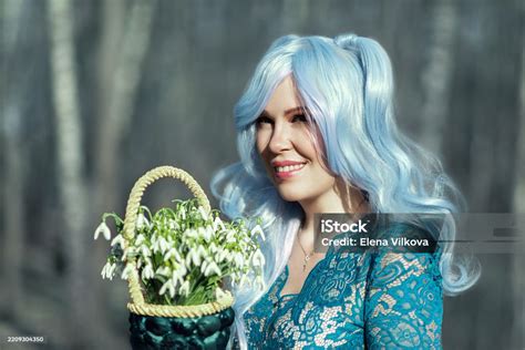 봄 숲에서 긴 파란 머리를 가진 아름다운 소녀의 초상화 스노우드롭 앵초가 있는 공터에서 긴 파란색 고급스러운 드레스를 입은 마법의 요정 Publicity Still에 대한