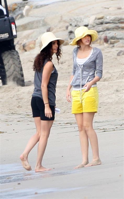Tv Noticias Miley Cyrus En La Playa Con Short Y Con Lucas Till Sin Camisa