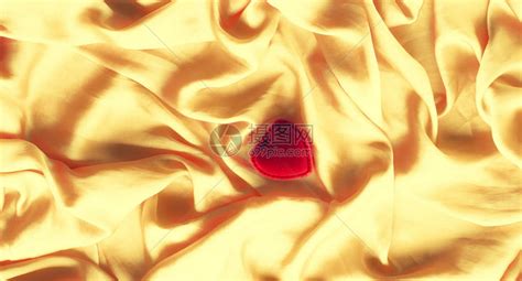 金色丝绸上的红色心形珠宝礼盒高清图片下载 正版图片505786736 摄图网