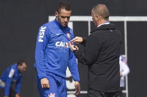 Durante O Treino Desta Manhã No Ct Joaquim Grava Parque Ecológico Do