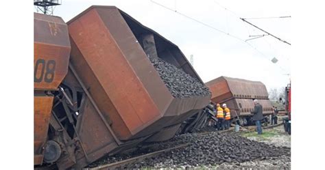 Кран вдига вагоните на дерайлиралия влак