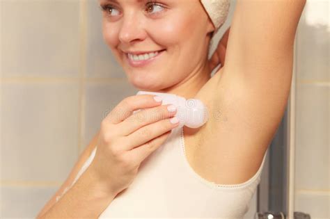 женщина применяющая дезодорант палок в подмышках Стоковое Изображение изображение