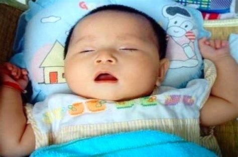 婴儿睡觉（宝宝睡姿影响大） 幼儿百科 魔术铺