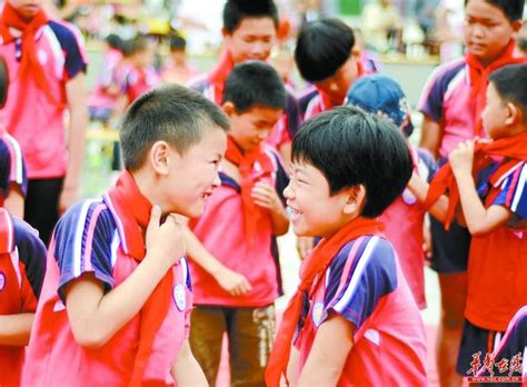 捉泥鰍新少先隊員戴紅領巾 湖南兒童歡慶六一 每日頭條