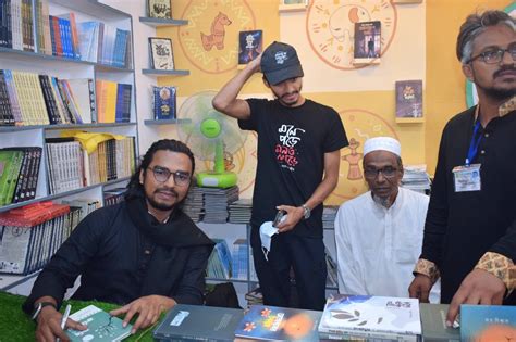 Salman একই ফ্রেমে আমি আব্বা আর আমার ছোট ভাই। বইমেলায় ছেলে অটোগ্রাফ দিচ্ছে এবং বাবা পাশে বসে