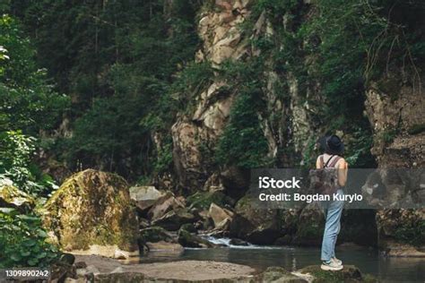 여행과 방랑자 산 하이킹 강가에 서있는 배낭을 가진 세련된 여성 여행자 강에 대한 스톡 사진 및 기타 이미지 강 관광객 등 Istock