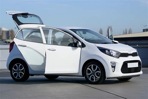 집 밖의 교외의 교통 기아 깨끗한 도로 도시 도시 풍경 도시 환경 도시의 로드 트립 모터 문 열림 바퀴 소형차 수송 야외 주차장 여행 영국