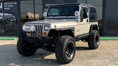White Jeep Wrangler Yj