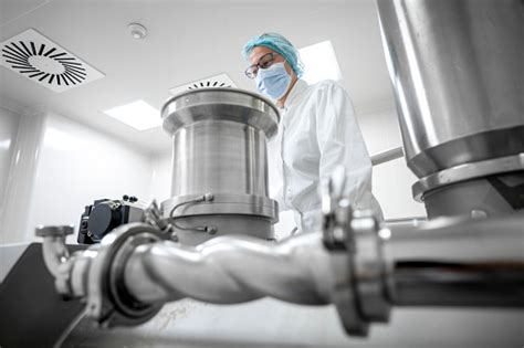 보호 작업복이 완비된 안경을 착용한 여성 직원이 의약품 제조 중 실험실에서 일하는 모습 Stem 주제에 대한 스톡 사진 및 기타 이미지 Stem 주제 건강관리와 의술