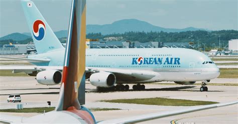 공기 역학 공항 공항의 제트기 관광 광동체 항공기 교통 국제선 글로벌 여행 대한민국 도시의 도착 동체 런웨이 맑은 날씨 맑은 하늘 바쁜 공항