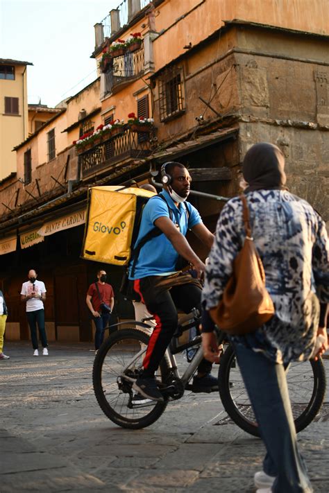 有关两轮车 事業 信使 反射 單車騎士 城市 城市交通 城市物流 城市生活 城市街道 城市骑行 工作的 市容 後視圖 快速传送 快餐服务 摄影运动 暮光 服