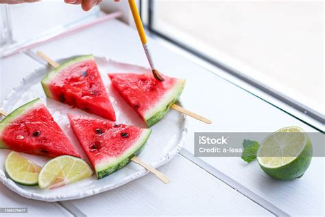 수박 슬라이스 조각 레드 익은 베리 육즙 달콤한 디저트 과일 음식 배경 상단 보기 복사 공간 텍스트 유기농 먹는 건강 0명에 대한 스톡 사진 및 기타 이미지 Istock