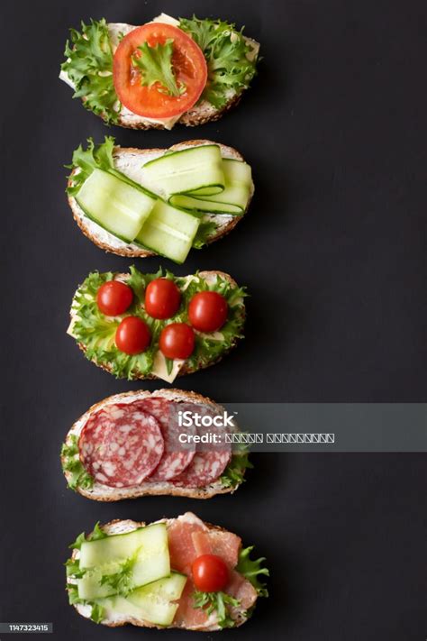 소시지 치즈 베이컨 토마토 양상추 및 오이를 검정색 배경에 신선한 샌드위치 수직 방향 러시아에 대한 스톡 사진 및 기타 이미지 Istock