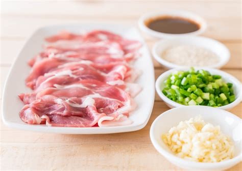 얇게 썬 신선한 돼지 고기 무료 사진