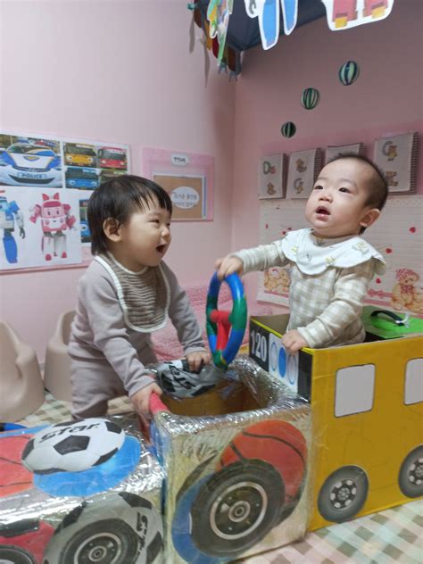분유통 북을 두드려요상자 기차놀이를 해요상자 속에서 나오는 스카프를 탐색해요 활동사진0세반 위브꿈어린이집
