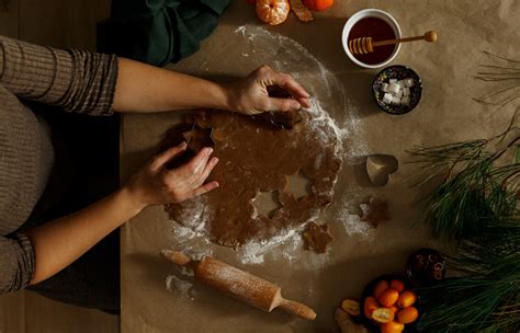 갈색 배경에 다른 형태로 크리스마스 진저 브레드를 만드는 집 쿠키 반죽에 절삭 스타 모양을 들고 손 경관에 대한 스톡 사진 및