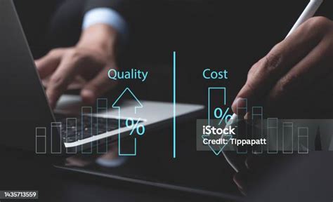 비용 및 품질 관리 비즈니스 전략 및 프로젝트 관리 개념 품질 관리 성장 그래프 및 비용 절감 효과적인 비즈니스로 디지털 태블릿 컴퓨터에서 일하는 사업가 가격에 대한 스톡